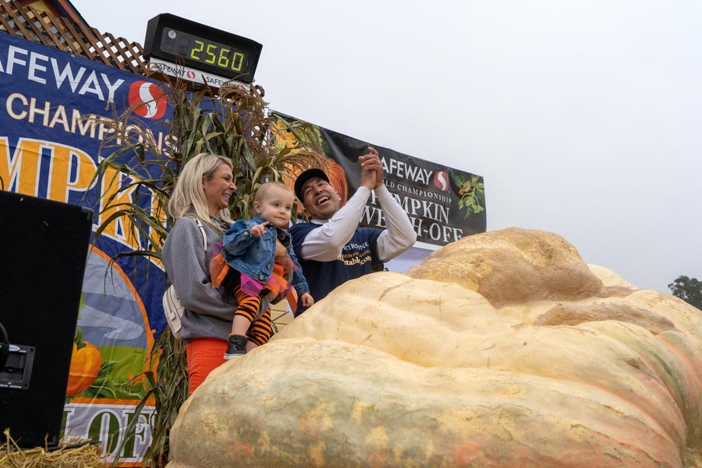 2 560 Pound Pumpkin Sets New American Record At Half Moon Bay